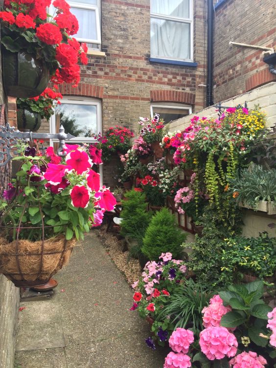 10 small flower garden ideas for those with small spaces