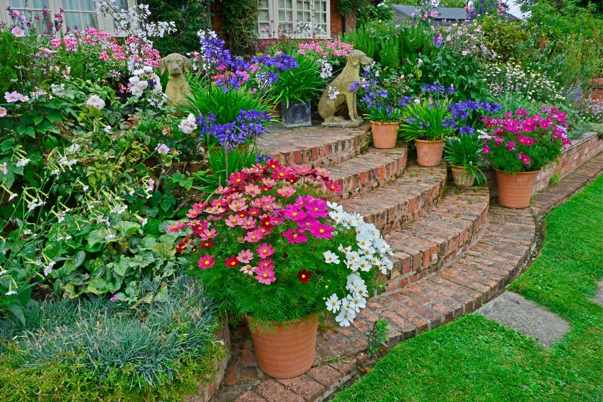 10 small flower garden ideas for those with small spaces